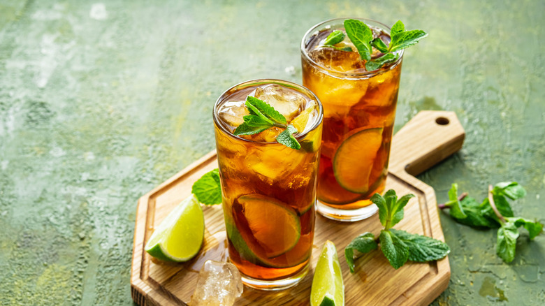 Cómo mezclar té con alcohol