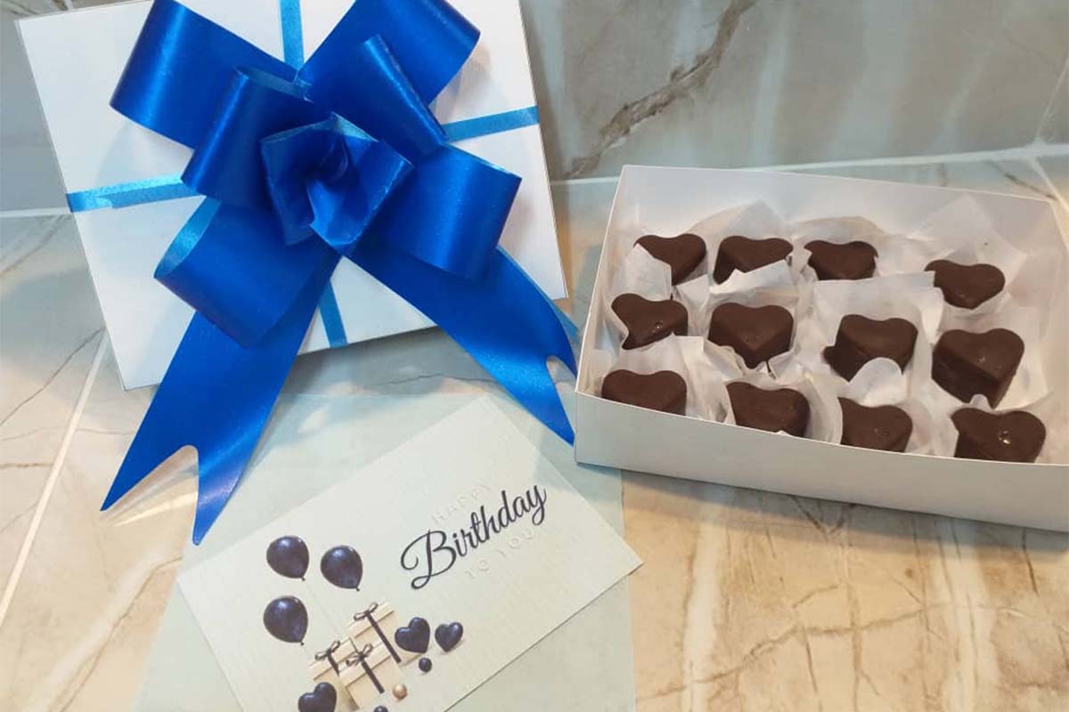 GiGi Habana - 12 Chocolates (blue bow) - Delivery Service