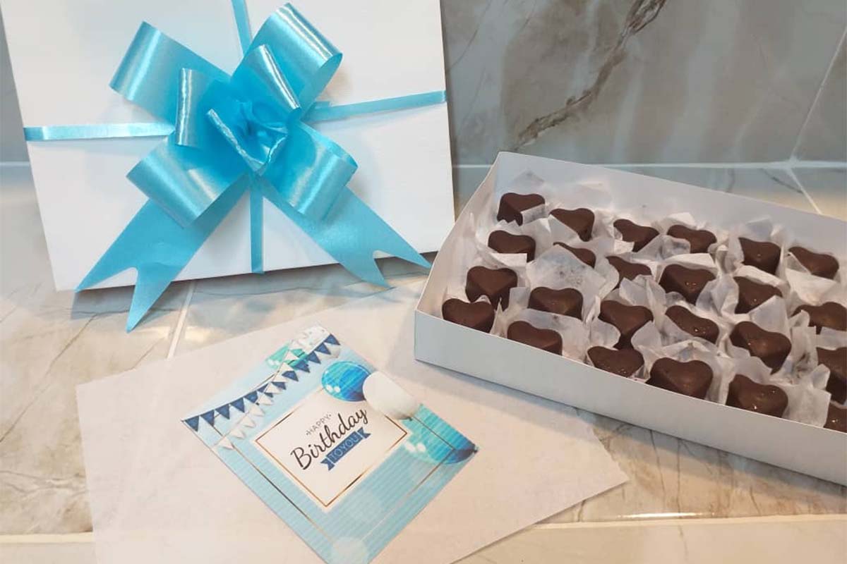 GiGi Habana - 12 Chocolates (blue bow) - Delivery Service