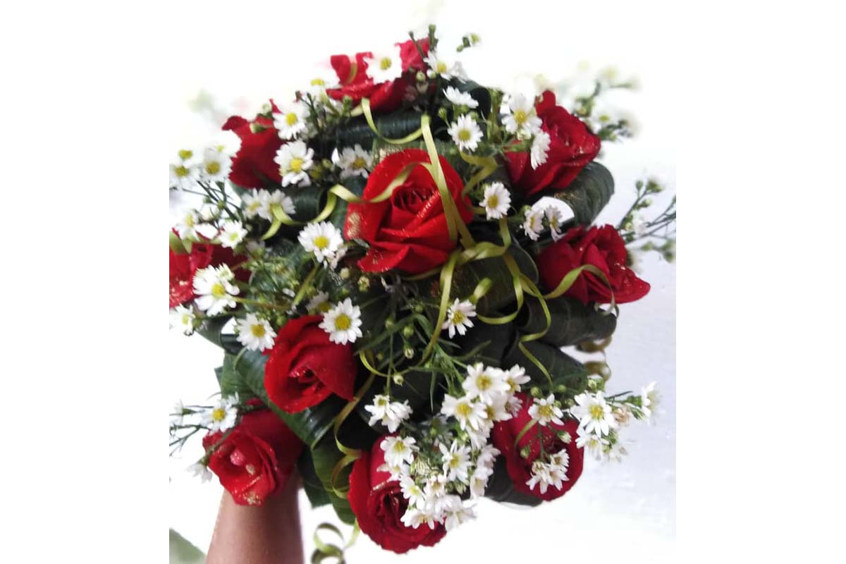 Huellas de Amor - Bouquet of 15 black prince roses - Delivery Service