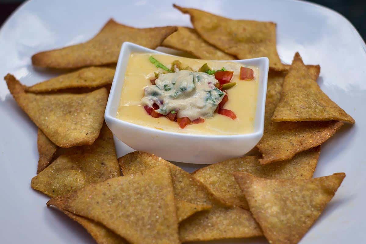 1910 Restaurante & Bar - Nachos with spinach dip - Delivery Service