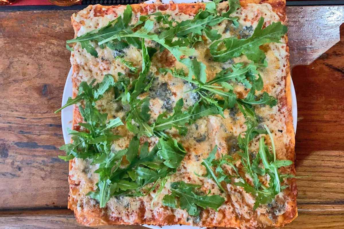 Espacios - Pizza de rúcula y queso azul (30x30 cm) - Envío a domicilio