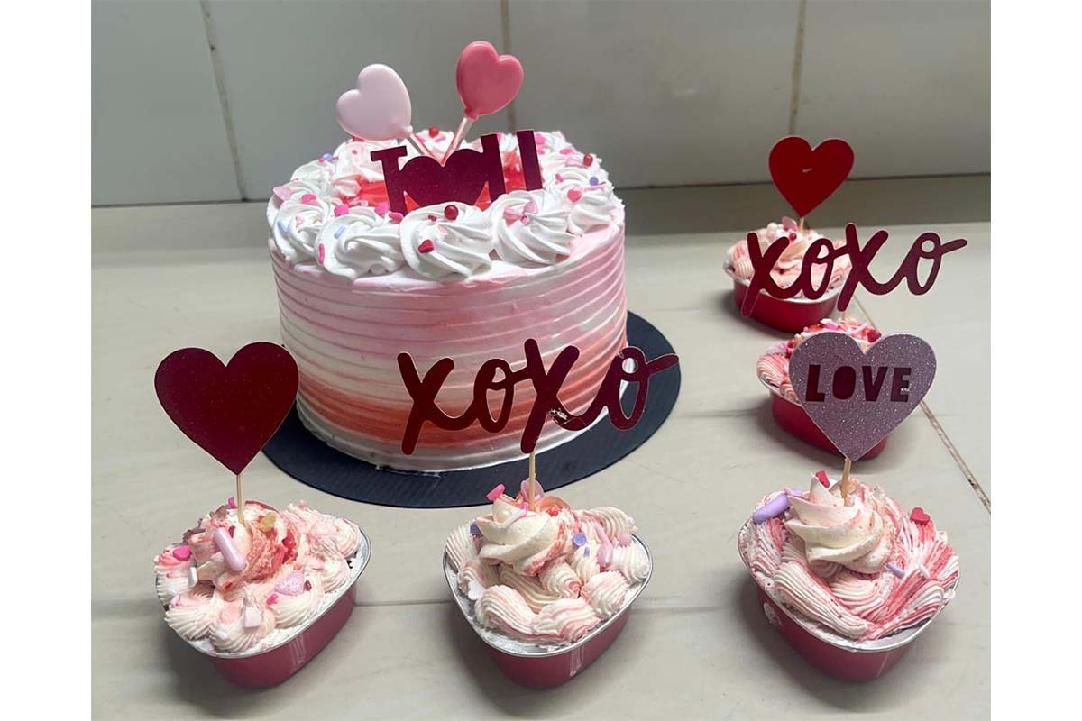 Repostería Mi Bohío Finca La Pinta - Cake and cupcakes assortment ...
